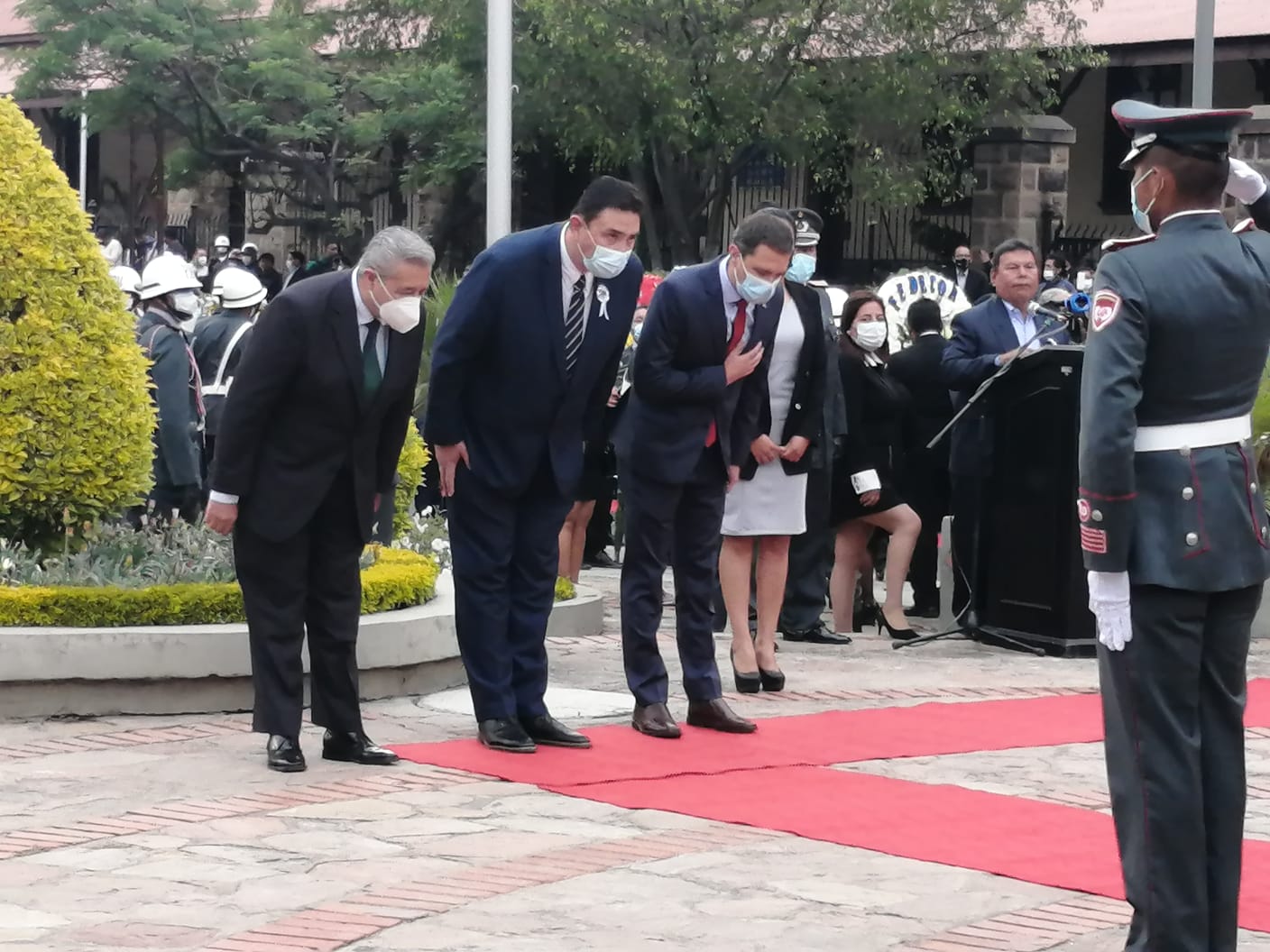 OFRENDA FLORAL EN EL MONUMENTO DE ESTEBAN ARZE, EN CONMEMORACIÓN AL 212 ...